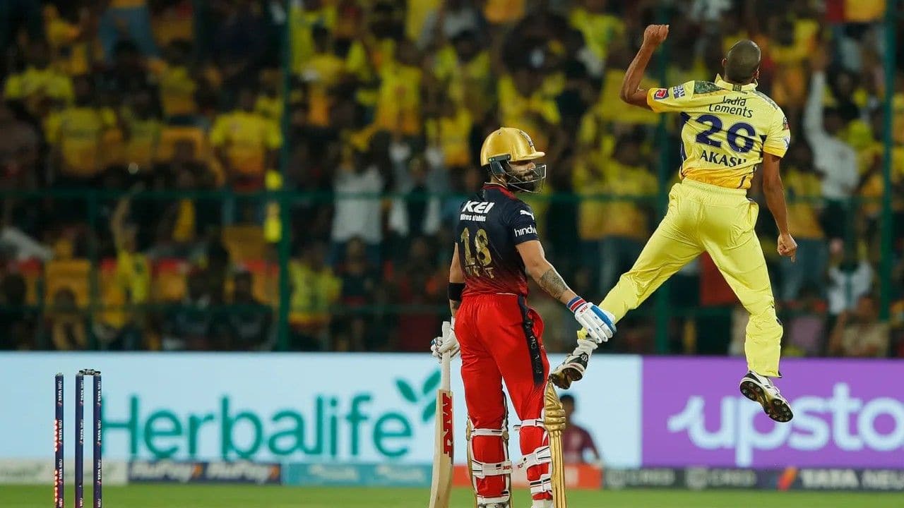 आकाश सिंह, जिन्होंने विराट कोहली को आउट कर बटोरीं सुर्खियां