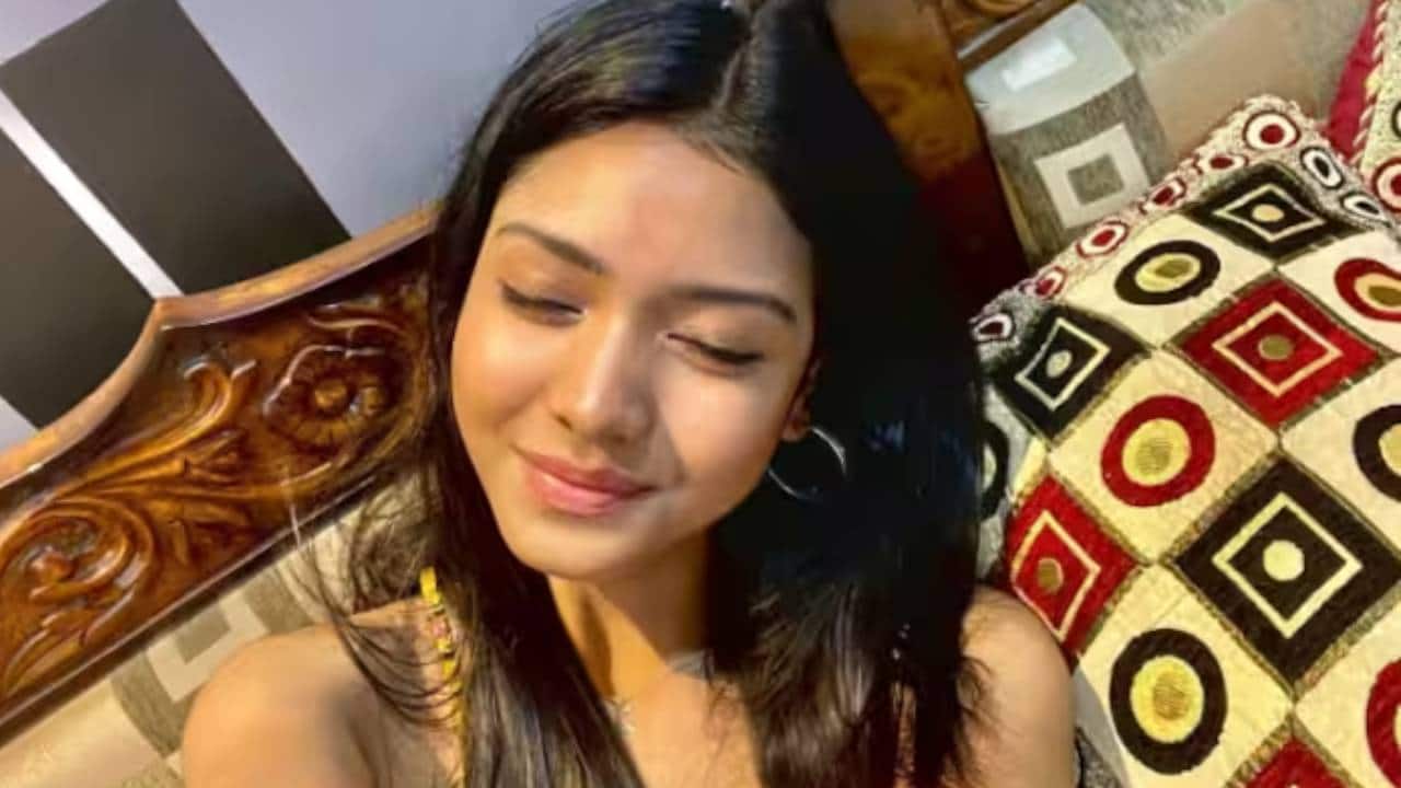 Meet CSK fangirl who went viral on social media after reaction to Dhoni's wicket vs RR in IPL ...