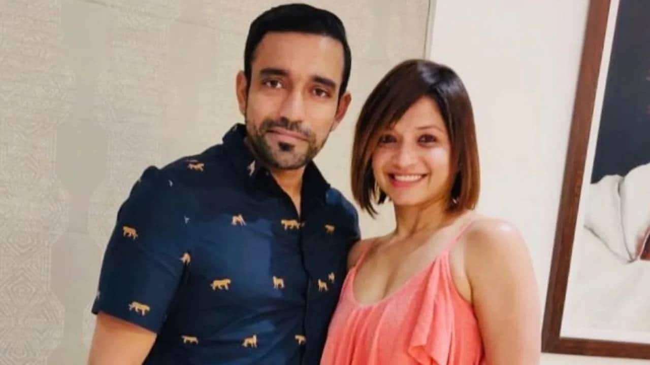 Who is Sheetal, beautiful wife of star cricketer who was Dhoni's ...