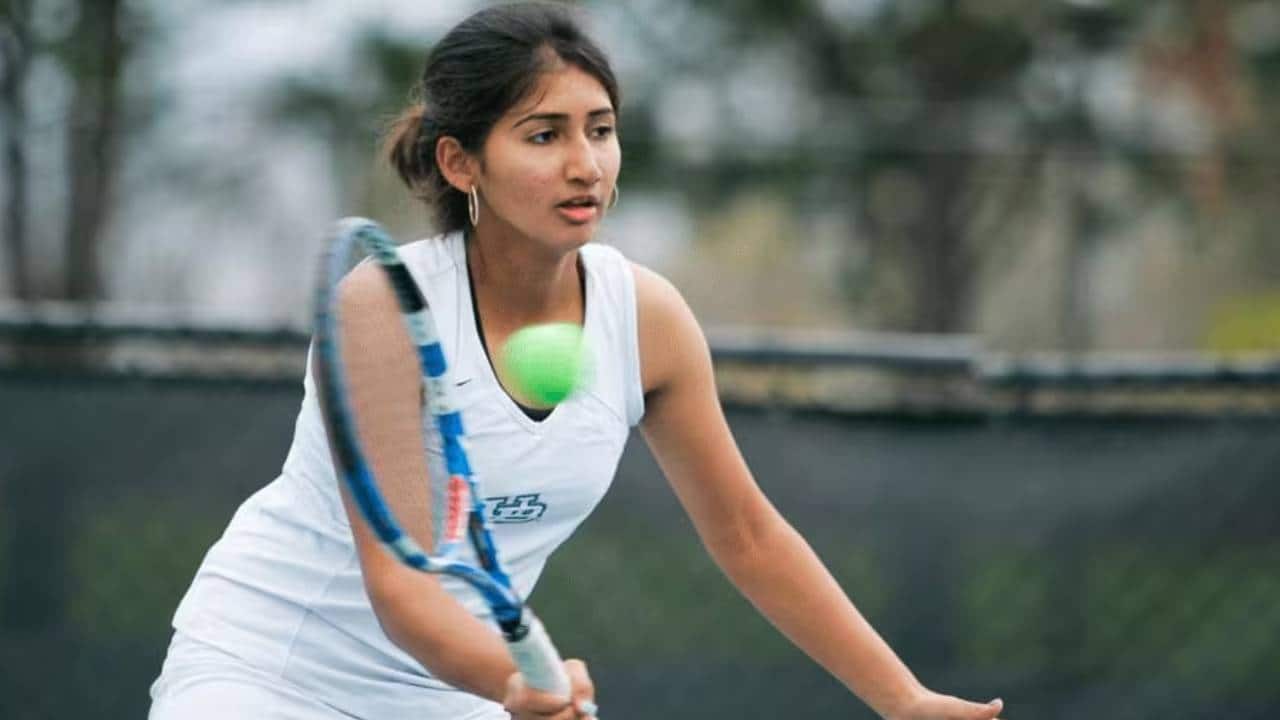 Meet beautiful sports anchor, she also has career in…, her favourite team is…, her name is…